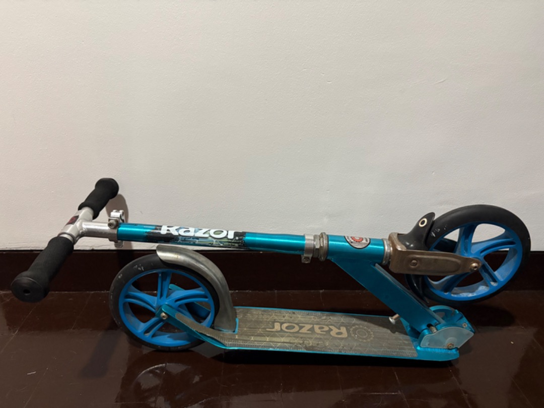 Razor Adjustable and Foldable model A5 Lux non-electric kick Scooter ...
