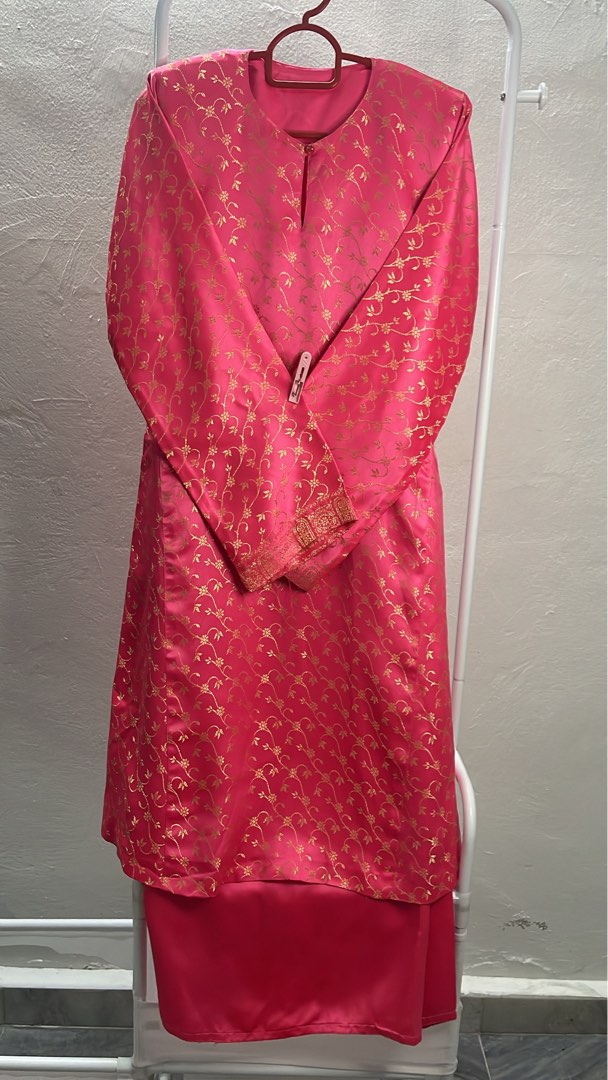 Baju Kurung Raya Pahang Satin Pink, Women's Fashion, Muslimah Fashion ...
