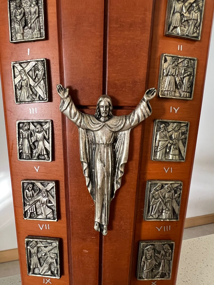 Jesus Dark Wood Via Crucis with Stand, Furniture & Home Living, Home ...