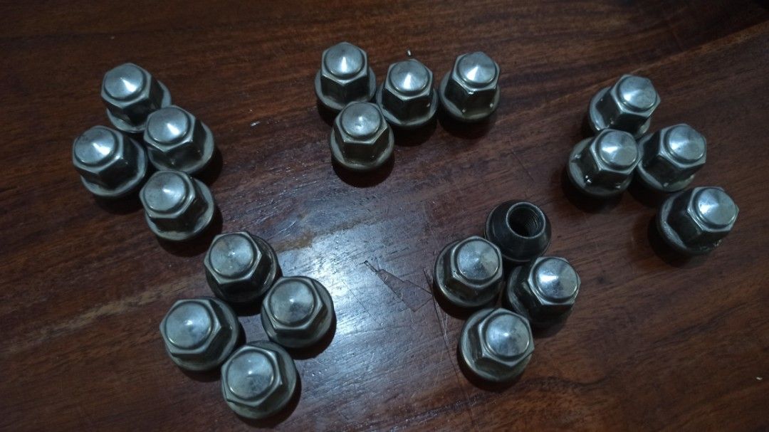 Mur/baut velg ford fiesta, Aksesoris Mobil di Carousell