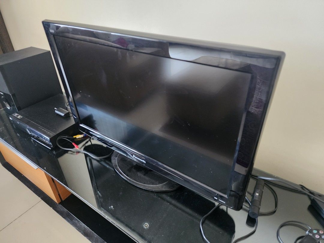 Panasonic Viera 32 inch flat screen LED TV with remote controller, TV ...