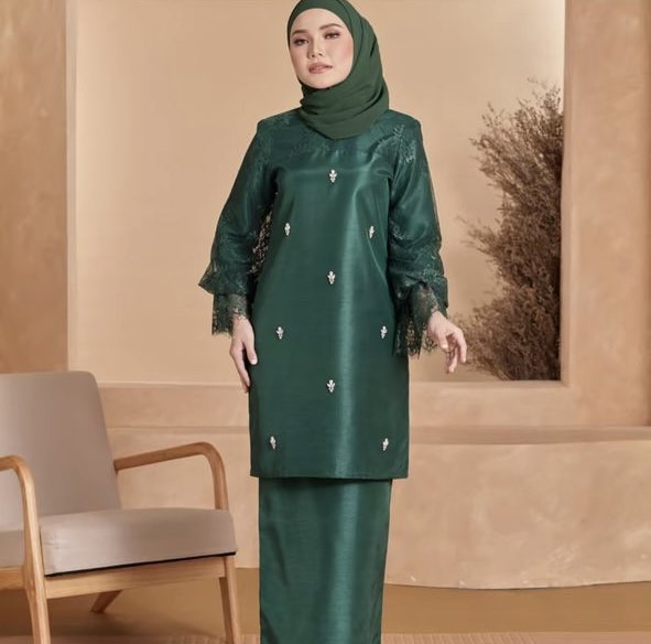 QAAMNIE IRIS KURUNG - EMERALD GREEN (L), Women's Fashion, Muslimah ...