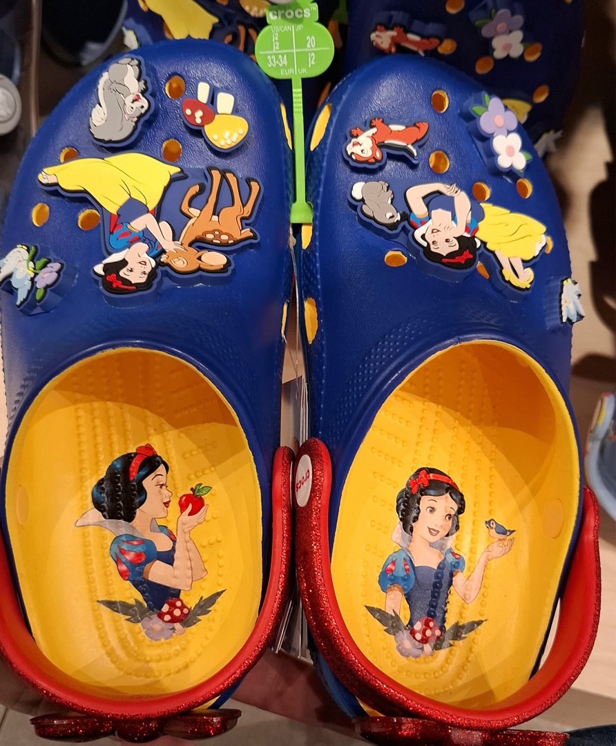 Crocs Snow White classic clog, Bayi & Anak, Lainnya di Carousell