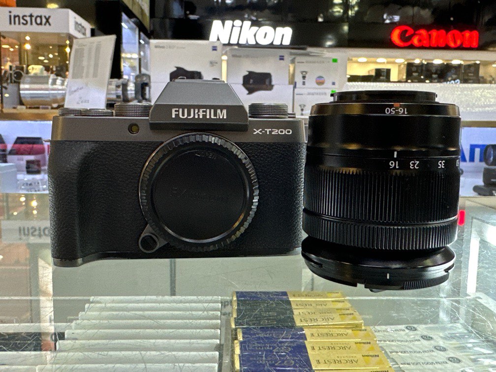 Fujifilm XT200 body (Free 16-50mm lens *Fungus*), Photography, Cameras on Carousell