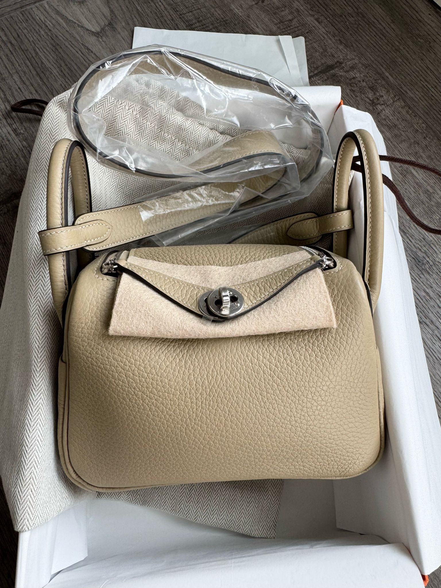 Hermes Lindy Mini Trench Clemence PHW 25031201, Luxury, Bags & Wallets ...