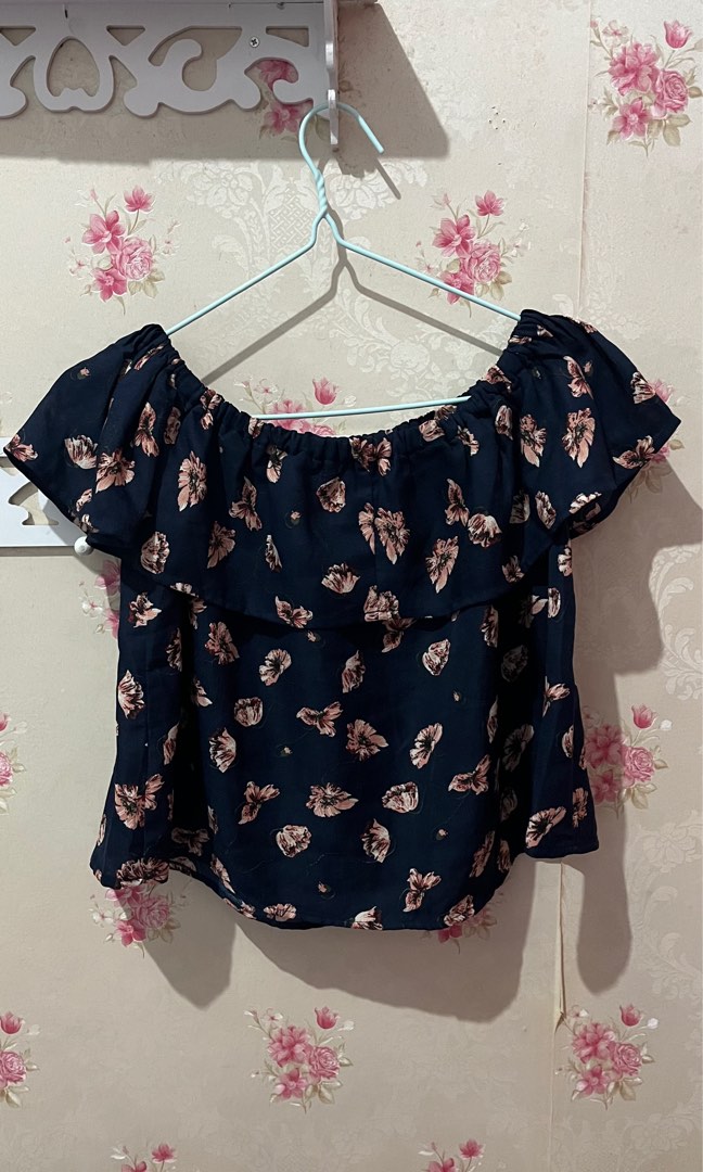 sabrina flower top, Fesyen Wanita, Pakaian Wanita, Atasan di Carousell