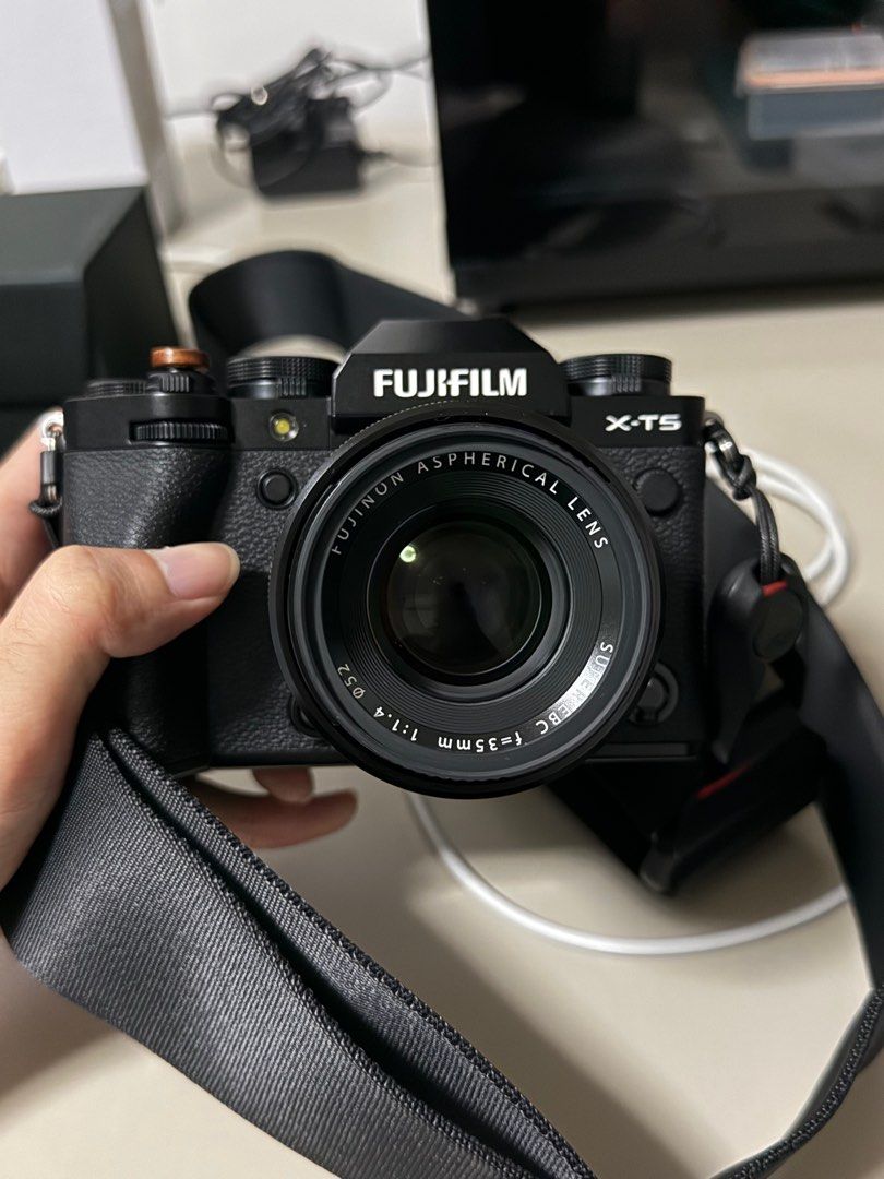 Brand new, 47 shutter count Fuji XT5 w 35mm f1.4 lens, Photography ...