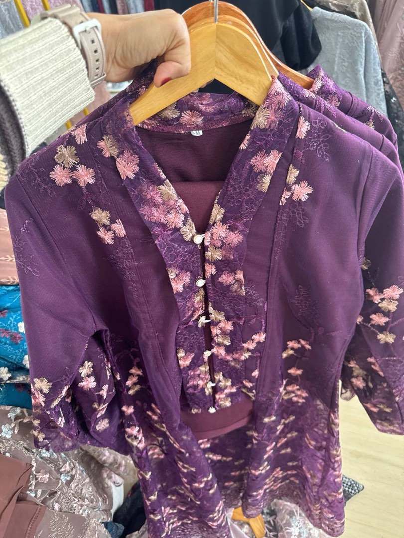 maya kimono burgundy ceo comel, Women's Fashion, Dresses & Sets ...