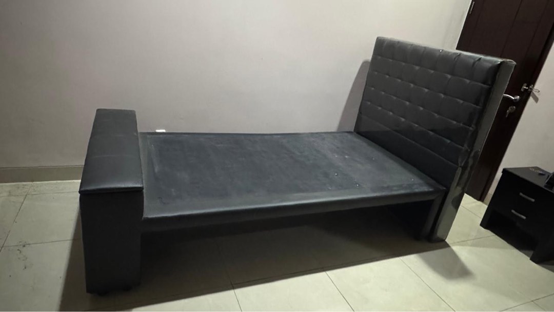 dipan tempat tidur 200x120 hitam ada storage box, masih ada plastik ...