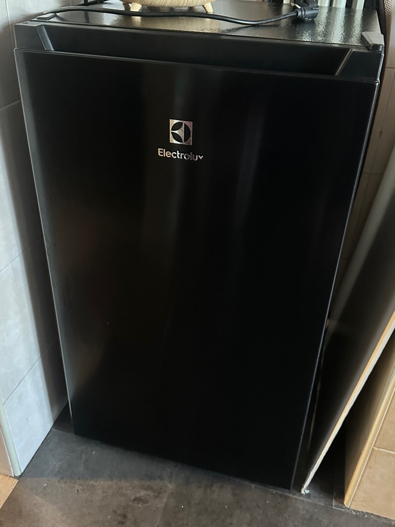 Mini Fridge 90L ELECTROLUX EUM0930BD 90L ULTIMATETASTE 300 BAR FRIDGE ...