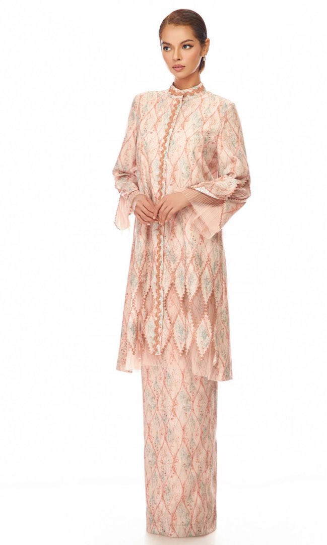 Wanzar Mauven Kurung 2025 in Canter Peach, Women's Fashion, Muslimah ...