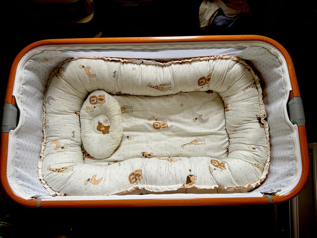 BABY BASSINET / CRIB WITH BABY NEST FROM QUILTED GIRAFFE, Babies & Kids ...