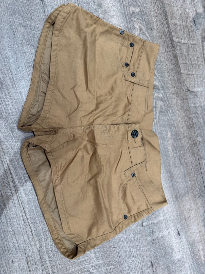 Hurley Nike dri fit. 全新26腰, 她的時尚, 褲＆裙, 短褲在旋轉拍賣