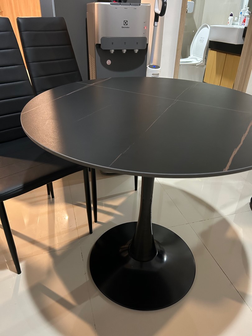 Kursi makan Informa + Meja Makan Bulat Hitam bekas pemakaian 5bulan ...