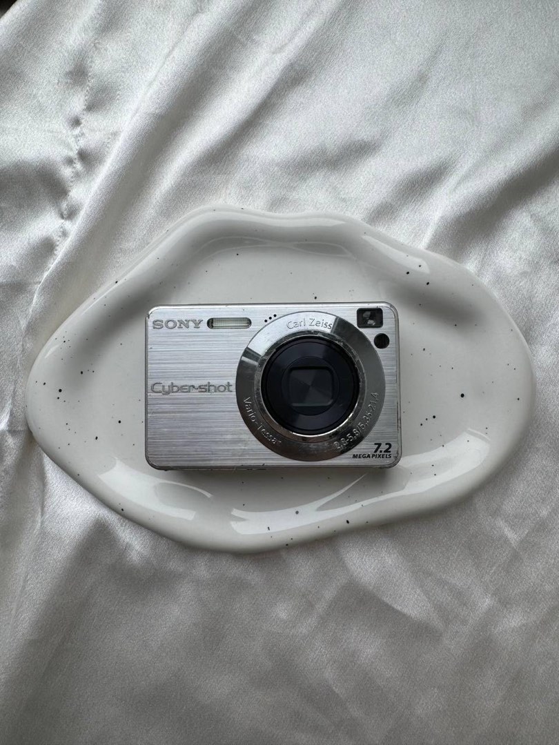 Sony w110 silver digicam cybershot, Photography, Cameras on Carousell