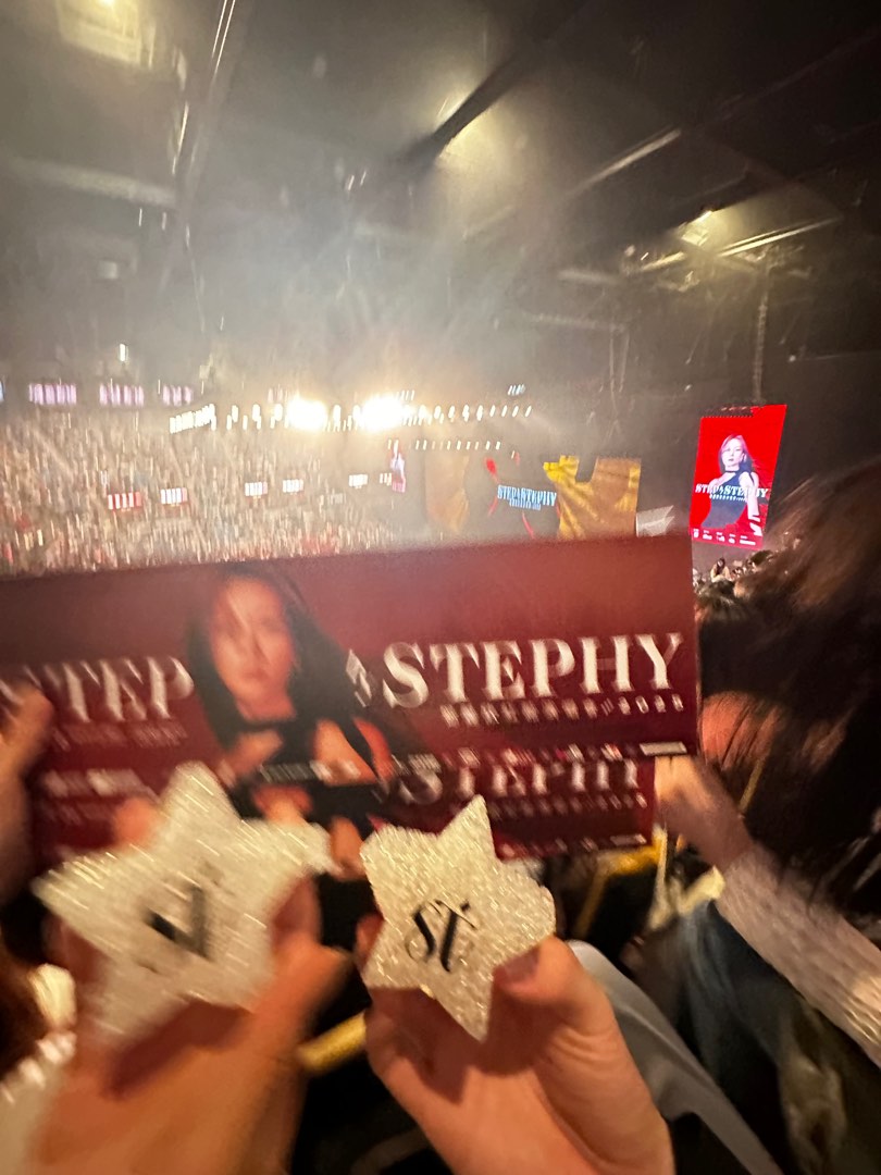 鄧麗欣stephy 演唱會手燈手幅 2套(電燈膽), 其他, 其他 - Carousell