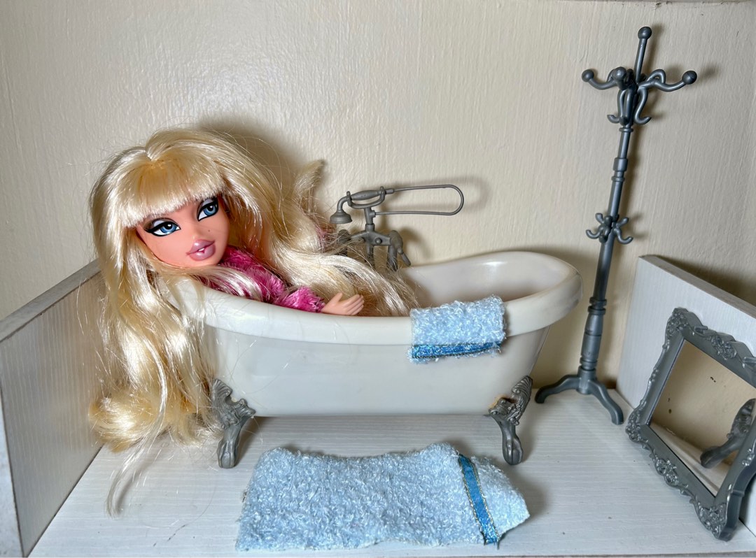 Vintage Bratz World House Bath Set with Doll, Hobbies & Toys, Toys & Games on Carousell