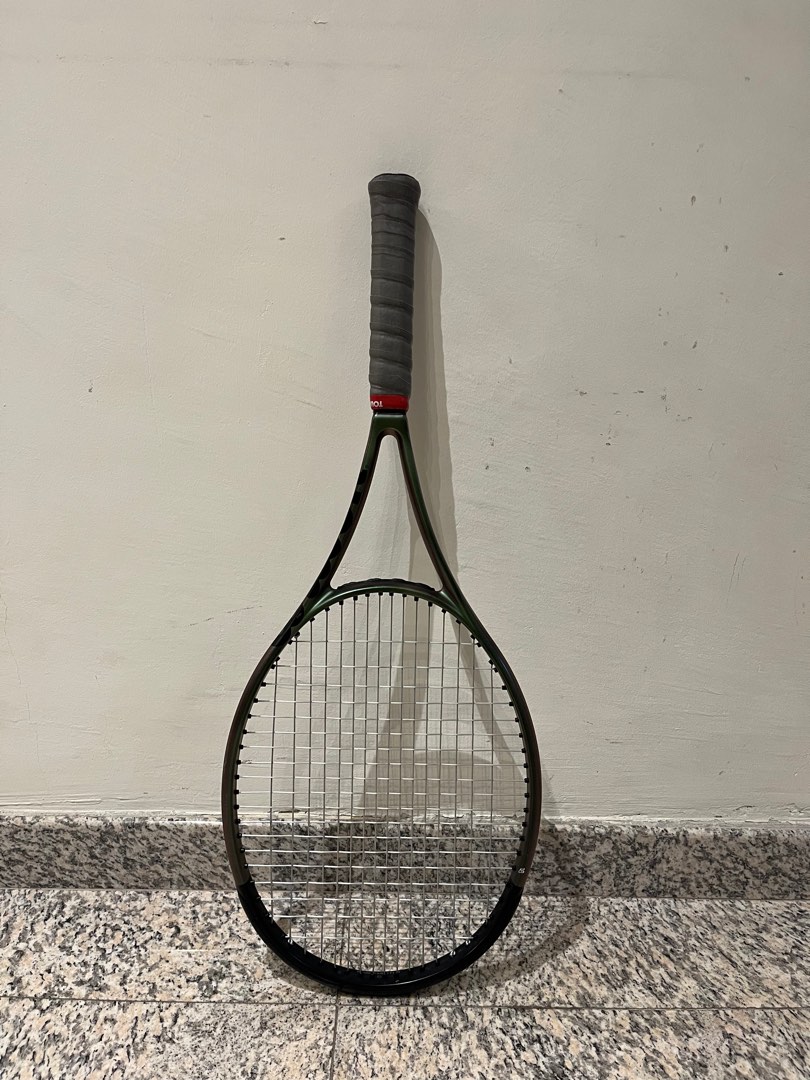 Wilson Blade V8 100L 285g G2, Sports Equipment, Sports & Games, Racket & Ball Sports on Carousell