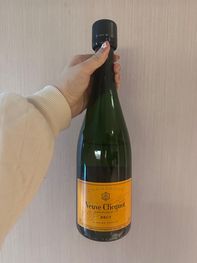 Champagne Venve Clicquot, 嘢食 & 嘢飲, 酒精飲料 - Carousell