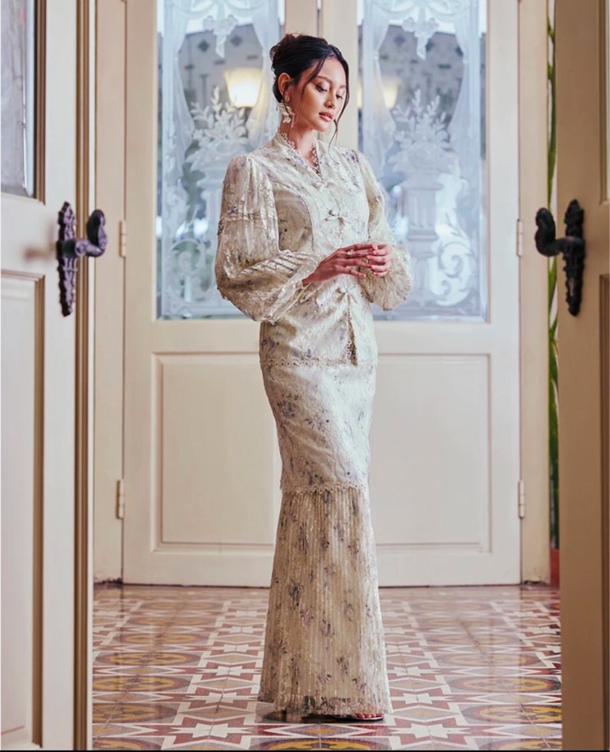 Innai Red RTW Raya 2025 - HANIS, Women's Fashion, Muslimah Fashion ...