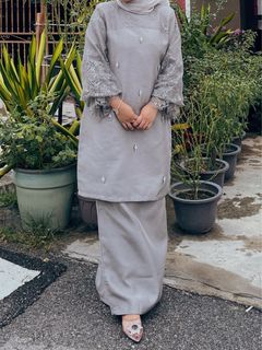QAAMNIE KURUNG IRIS, Women's Fashion, Muslimah Fashion, Baju Kurung ...