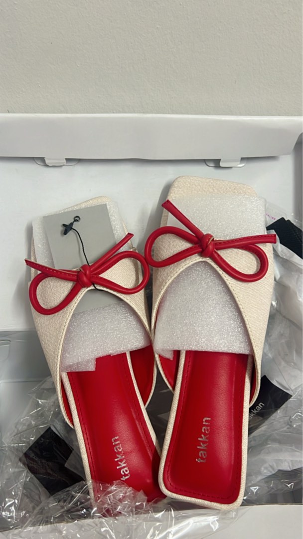 SANDAL TAKKAN IN SHORTCAKE, Women's Fashion, Footwear, Sandals on Carousell