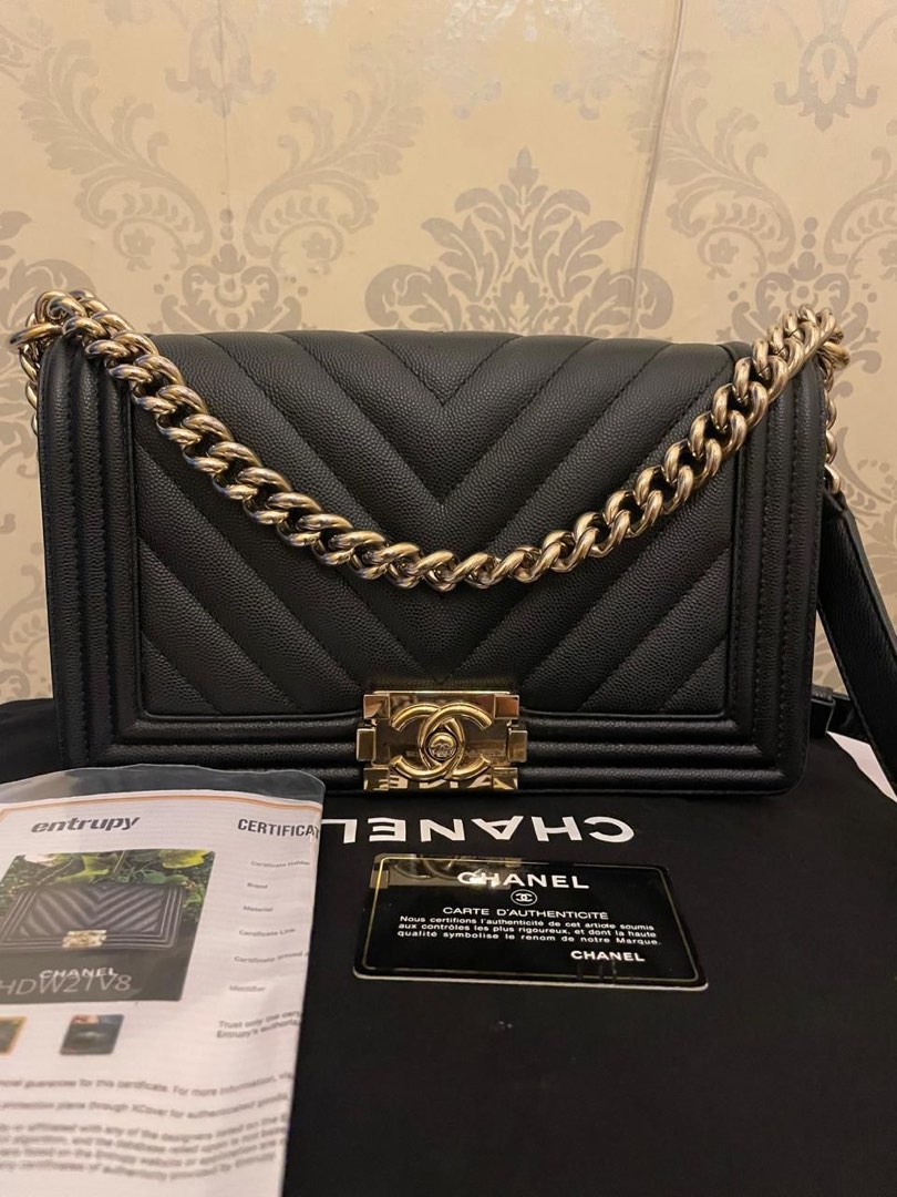 Chanel Boy Medium Chevron Caviar, Barang Mewah, Tas & Dompet di Carousell