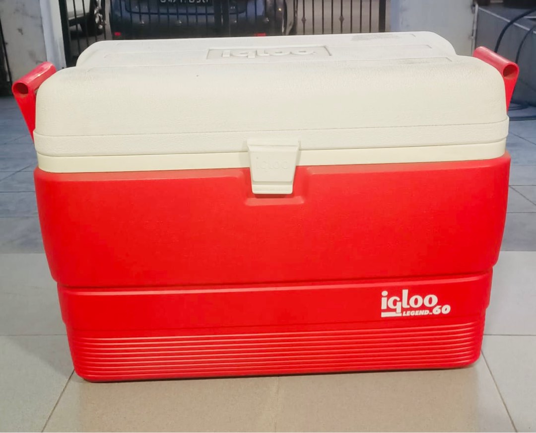 Igloo ice box set, Sports Equipment, Hiking & Camping on Carousell