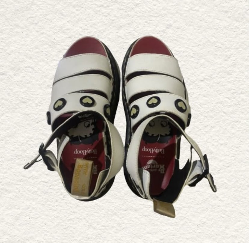 dr martens betty boop, Fesyen Wanita, Sepatu di Carousell