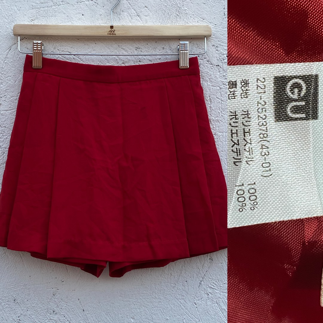 GU pleated short, Women's Fashion, Bottoms, Shorts on Carousell