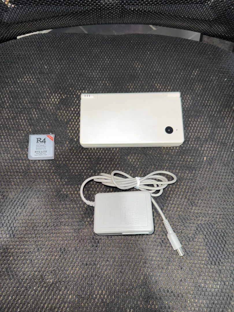 Nintendo DSi with R4 (lot of games) and with installed game four swords ...