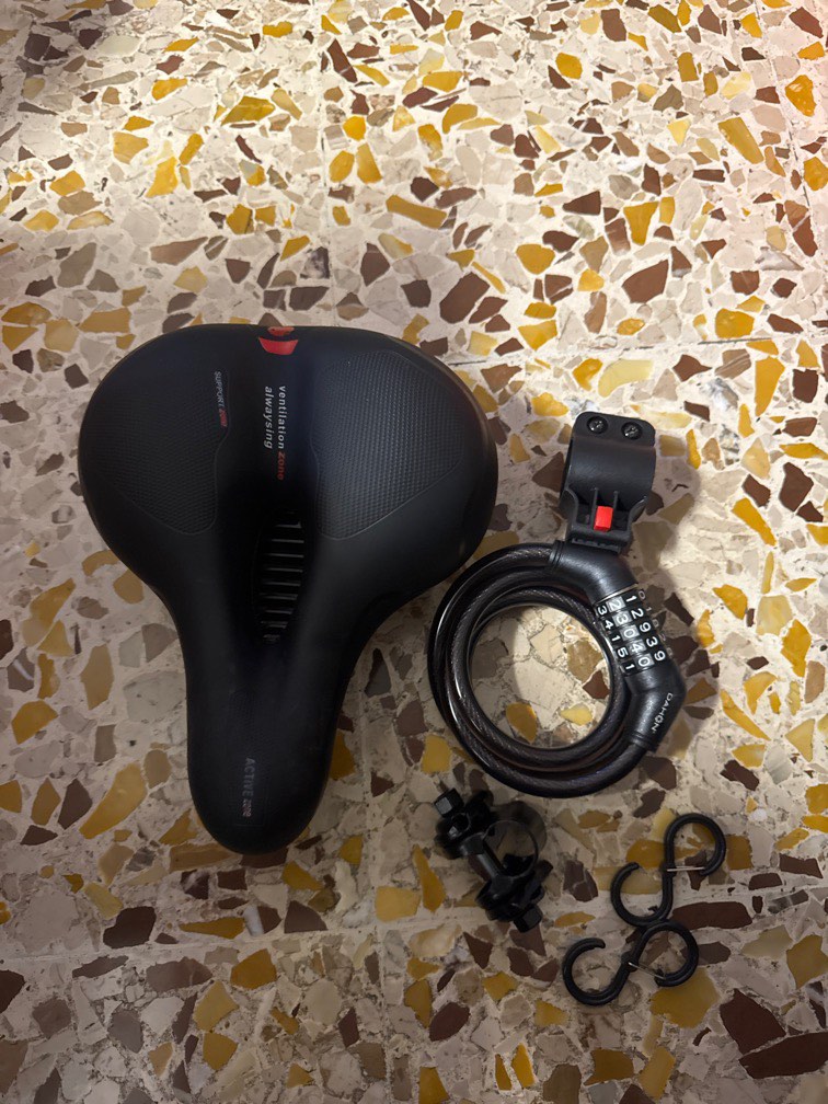 Bicycle seat & lock, Sports Equipment, Bicycles & Parts, Parts ...