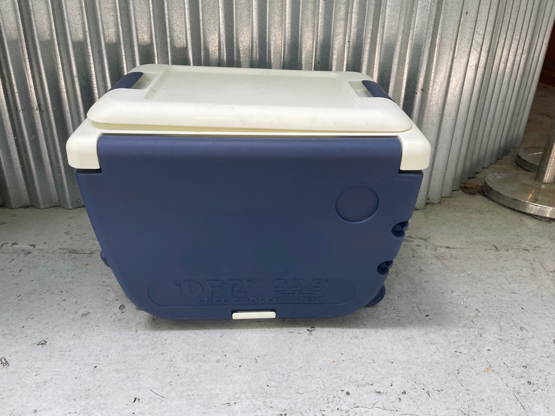 Great Size for picnic/fishing Ice box / cooler with handle & wheels ...
