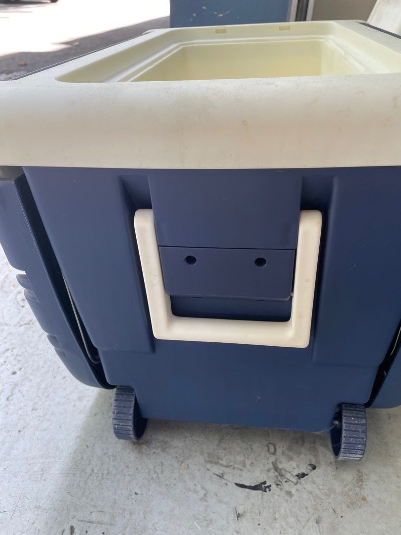 Great Size for fishing Ice box / cooler with handle & wheels, Sports ...
