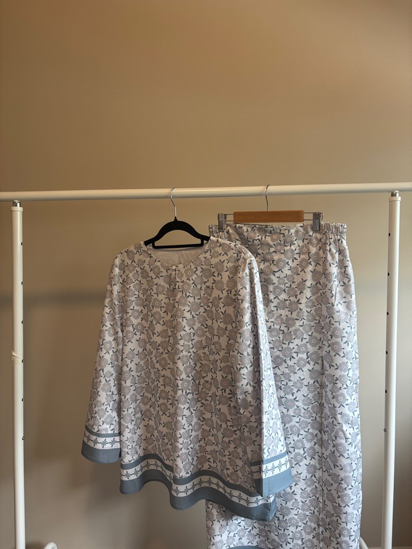 Baju kurung bunga (blue), Women's Fashion, Muslimah Fashion, Baju ...