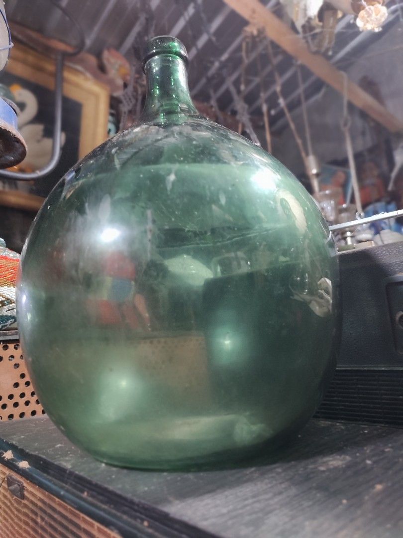 Botol jadul oval warna hijau, Antik, Pajangan di Carousell