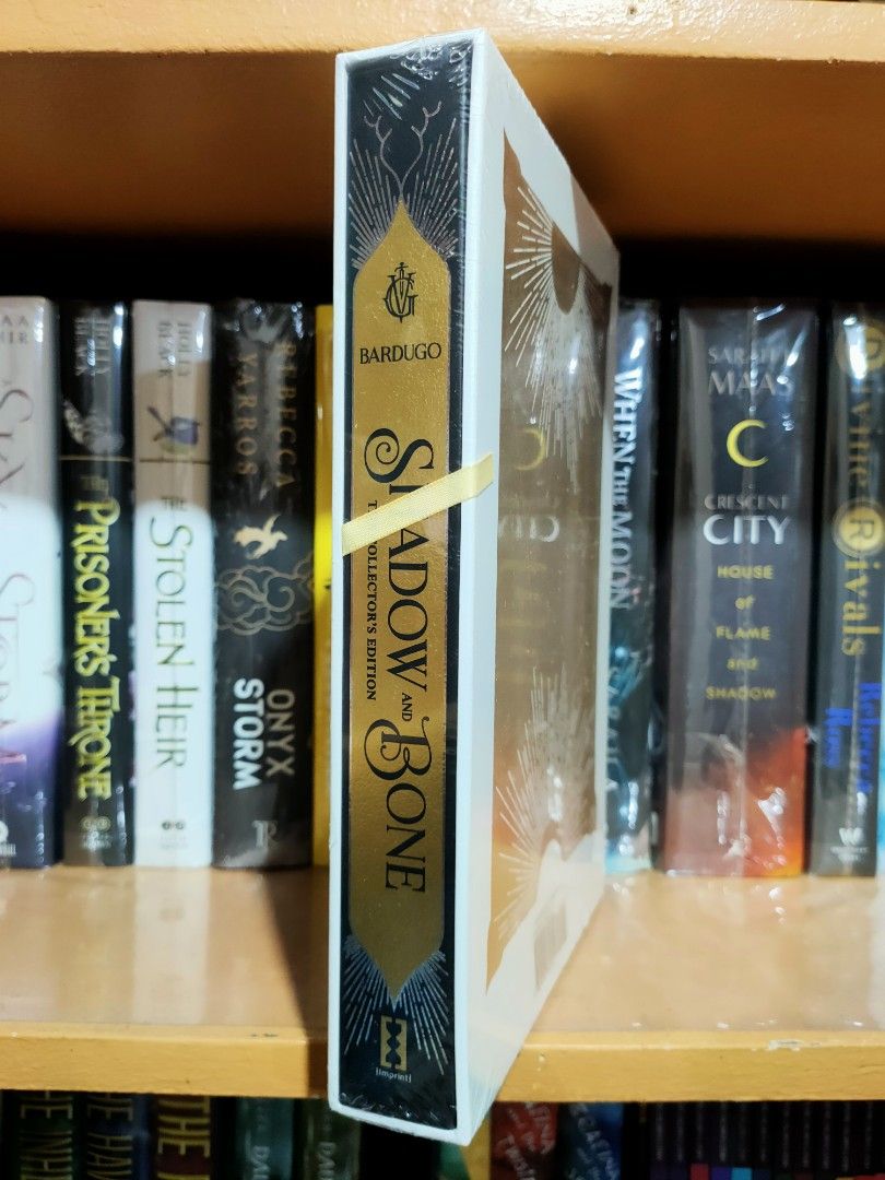 Shadow and Bone The Collector's Edition with Slipcase by Leigh Bardugo (new and sealed), Hobbies ...
