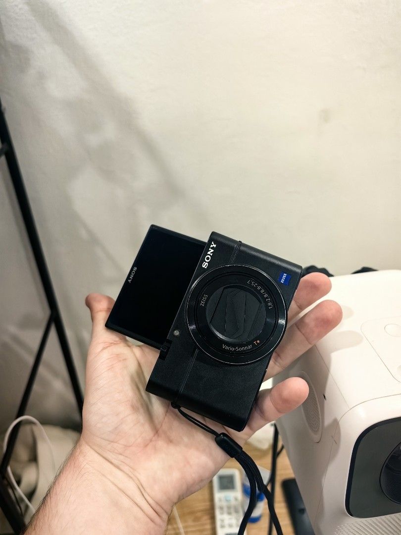 Sony RX100 MKIII - WiFi / EVF / selfie display / 1 inchi sensor - same ...