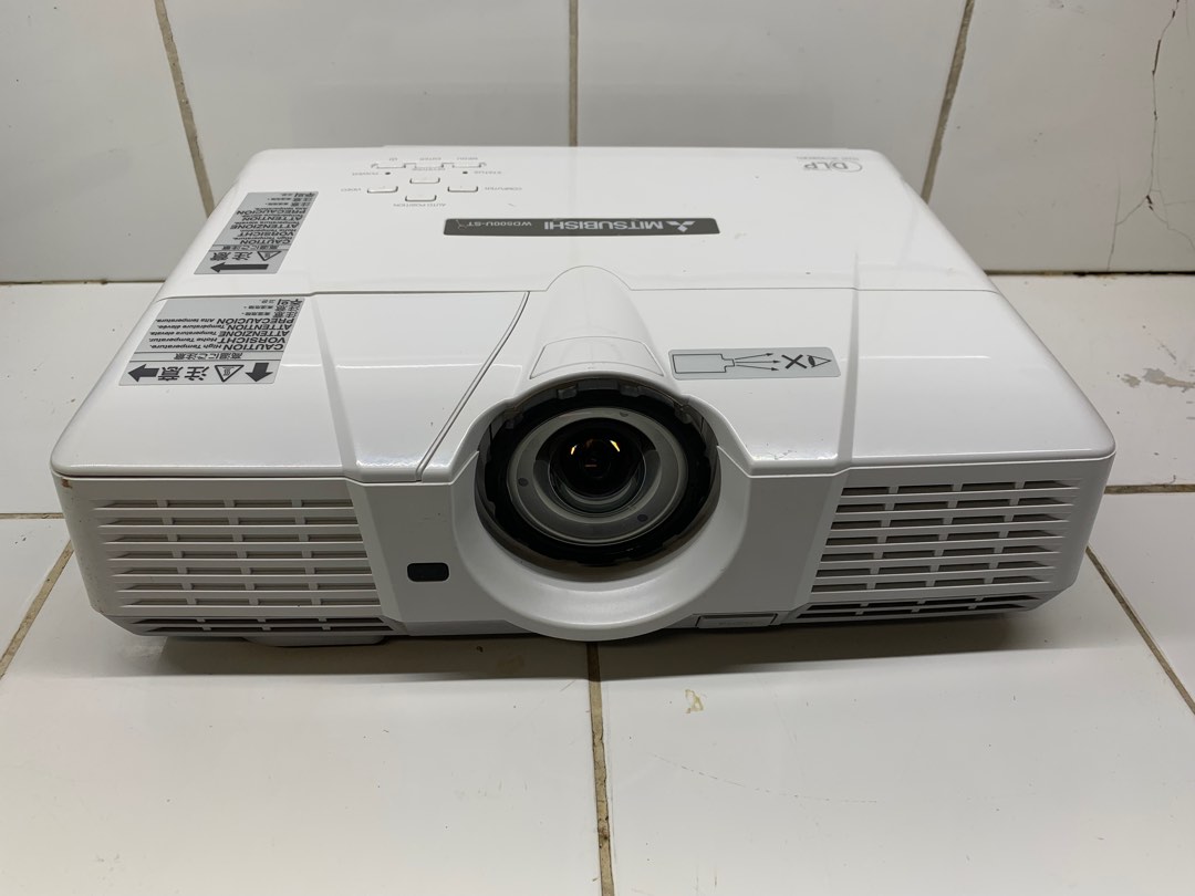 Mitsubishi LCD DLP Projector 2100ANSI Good Condition, TV & Home ...