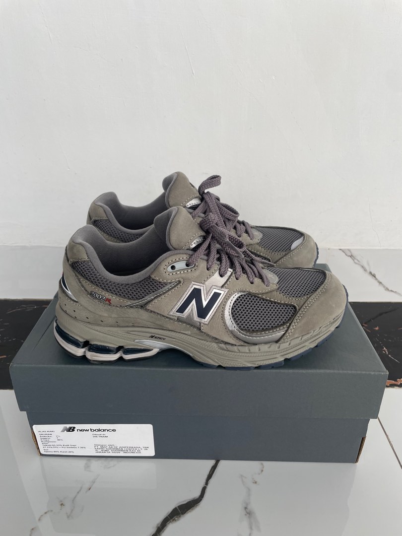 NEW BALANCE 2002R, Fesyen Pria, Sepatu , Sneakers di Carousell