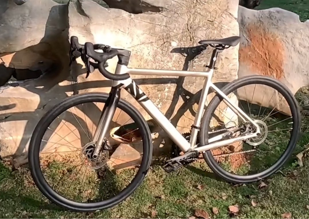 2025 JAVA VELOCE 18S 桶軸油剎鋁合金公路車 送水架前後蛙燈, 運動產品, 單車及配件, 單車 - Carousell