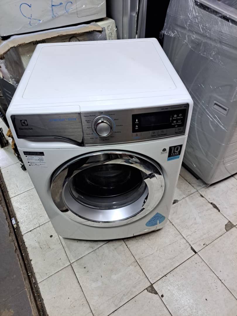 Electrolux 9kg full autocratic washing machine one month warntey ada ...