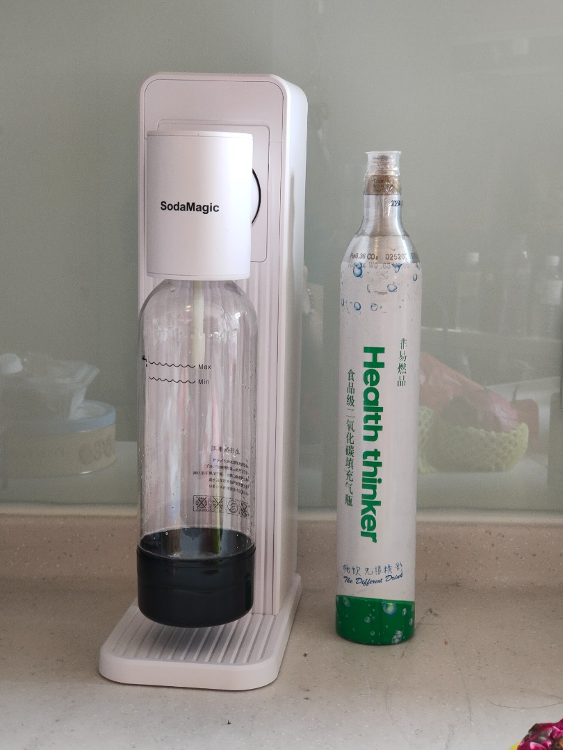 Full set with machine , bottle, and one 100% brand new CO2 bottle. Soda ...