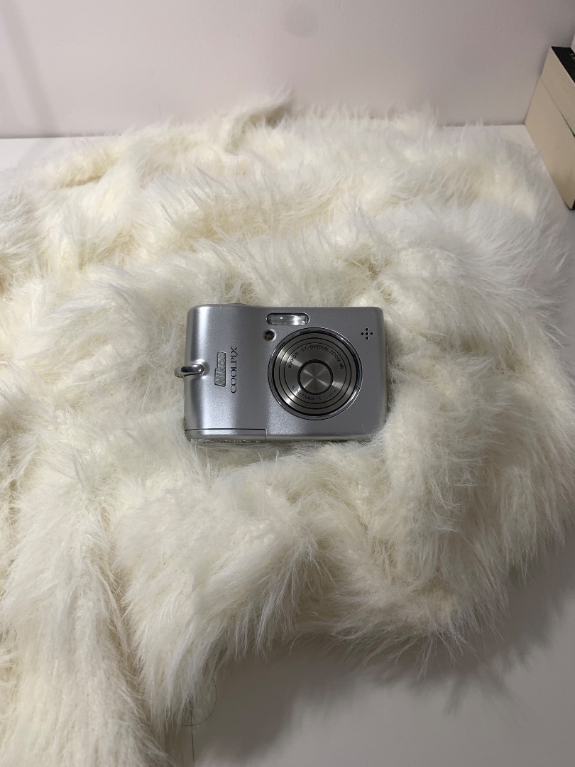 nikon coolpix l12 (no issues), Photography, Cameras on Carousell
