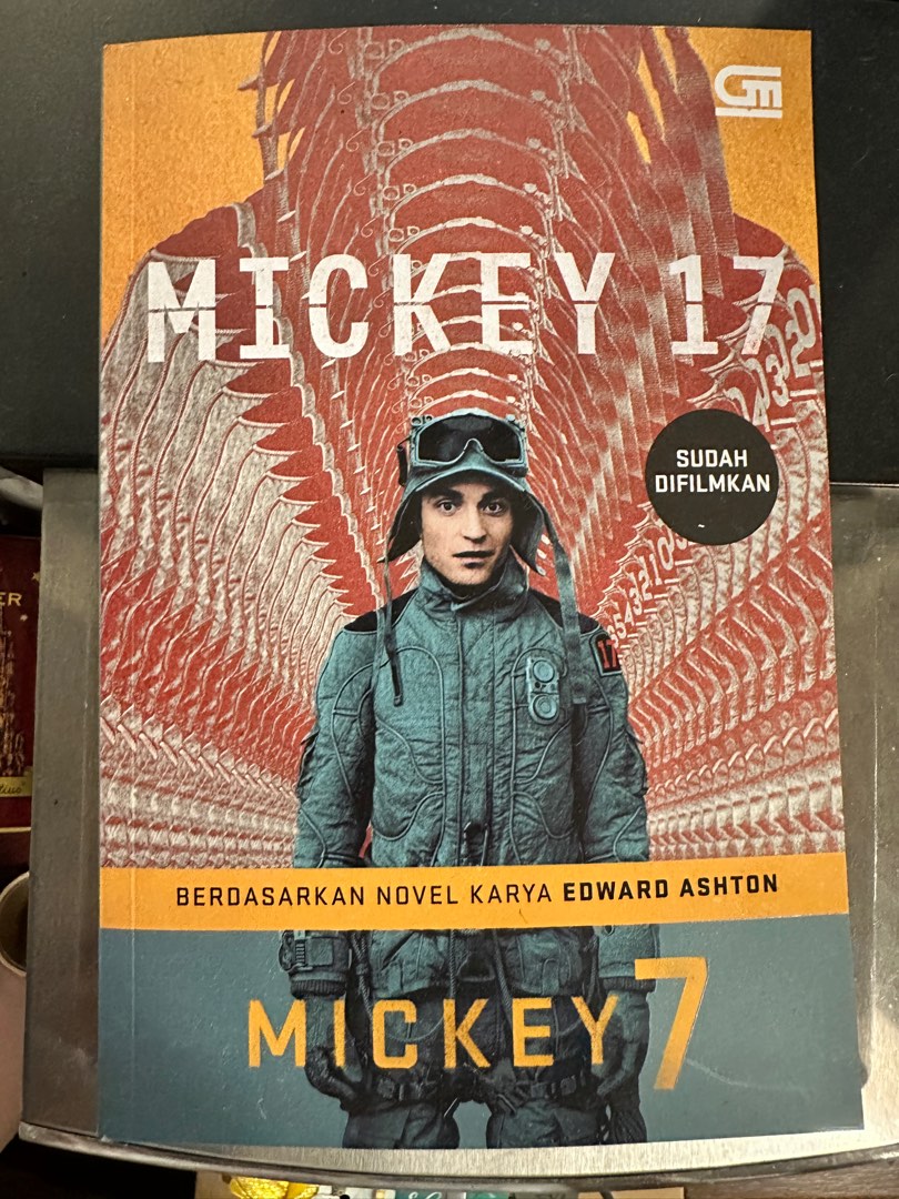 Novel MICKEY 17. MICKEY 7, Buku & Alat Tulis, Buku di Carousell