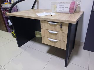 Wooden Office Table Light Brown Colour / Meja Pejabat Kayu Warna Coklat ...