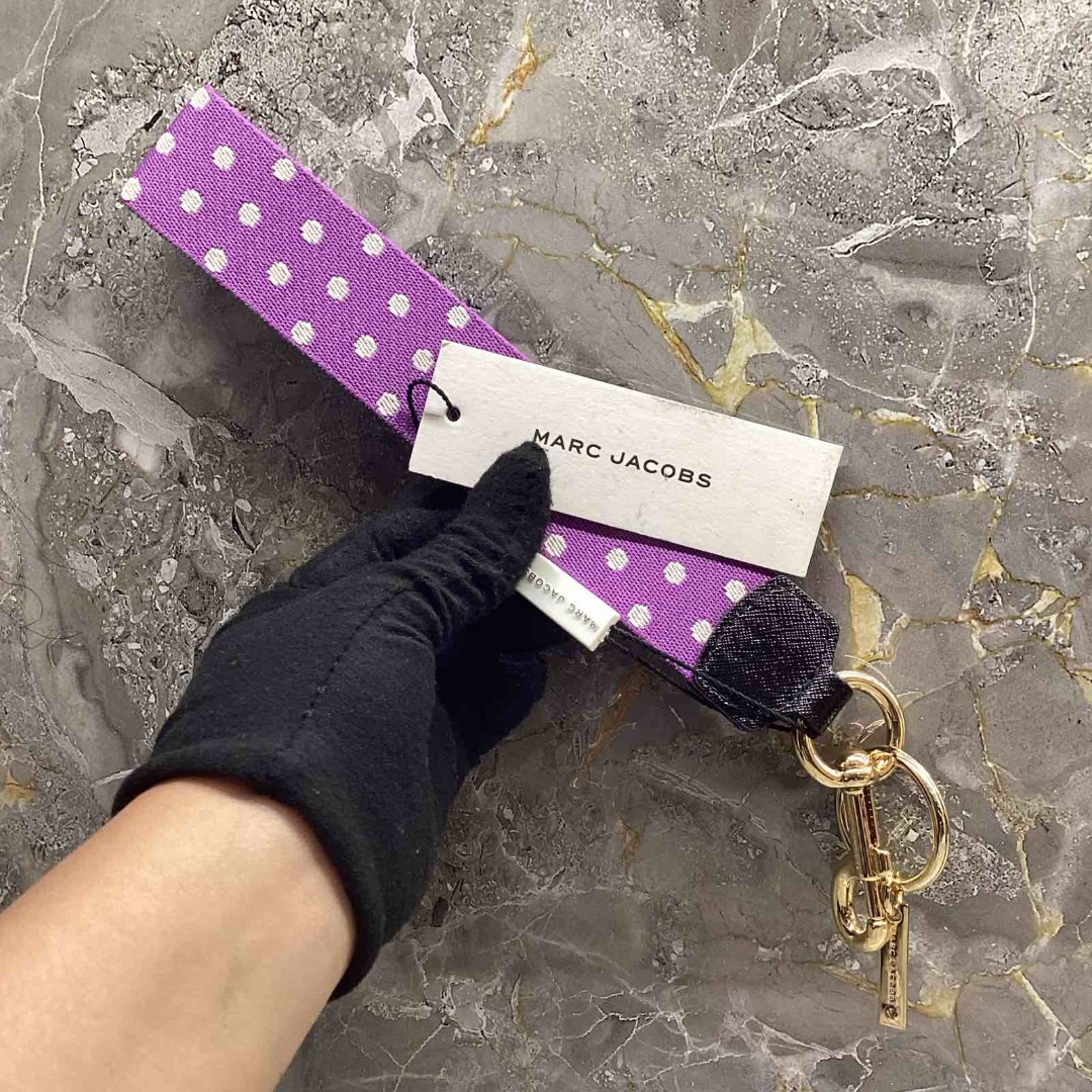 257002356 MARC JACOBS KEY CHAIN, Luxury, Accessories on Carousell