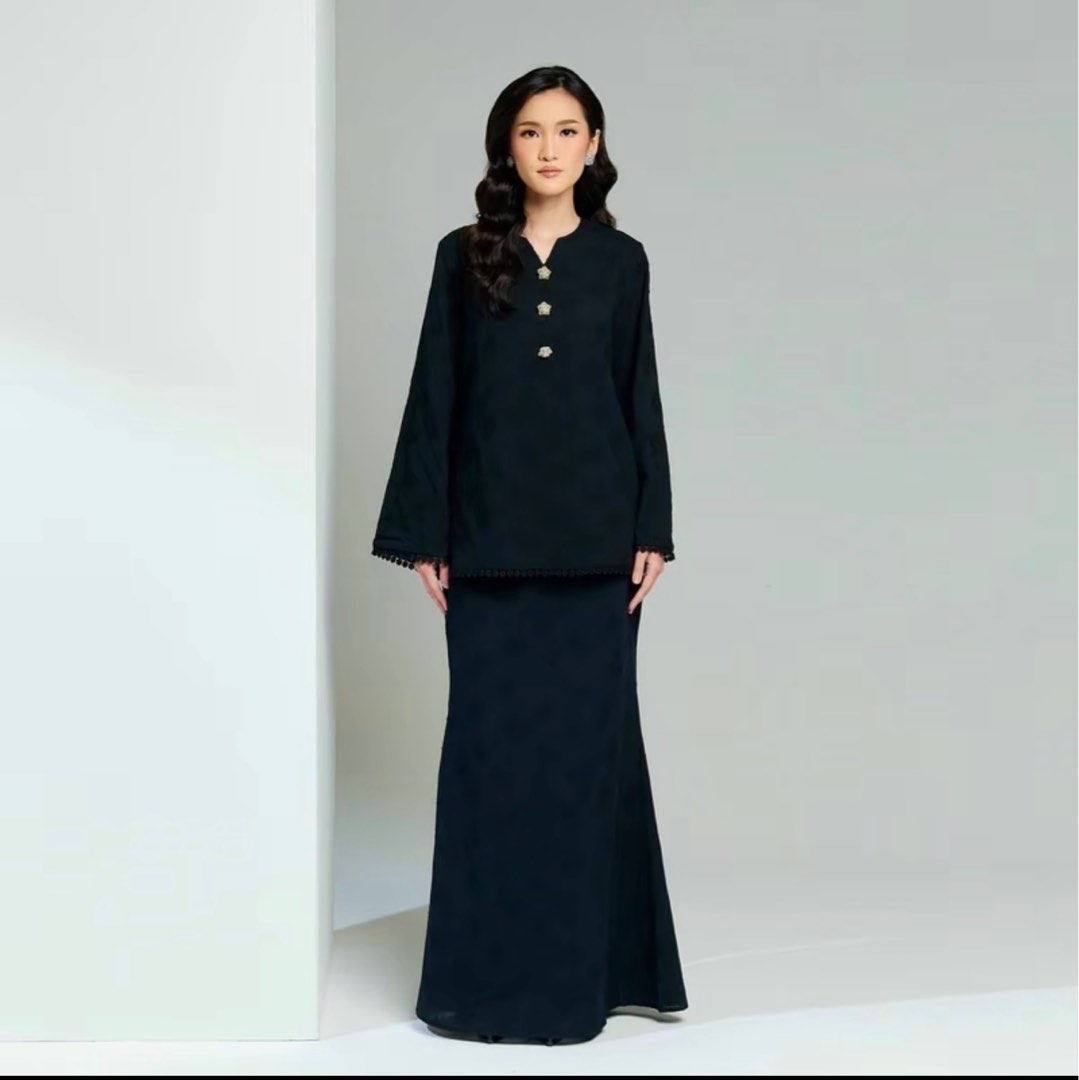 Baju kurung Raya 2025 Embun Theins - Jet Black, Women's Fashion, Muslimah Fashion, Baju Kurung ...