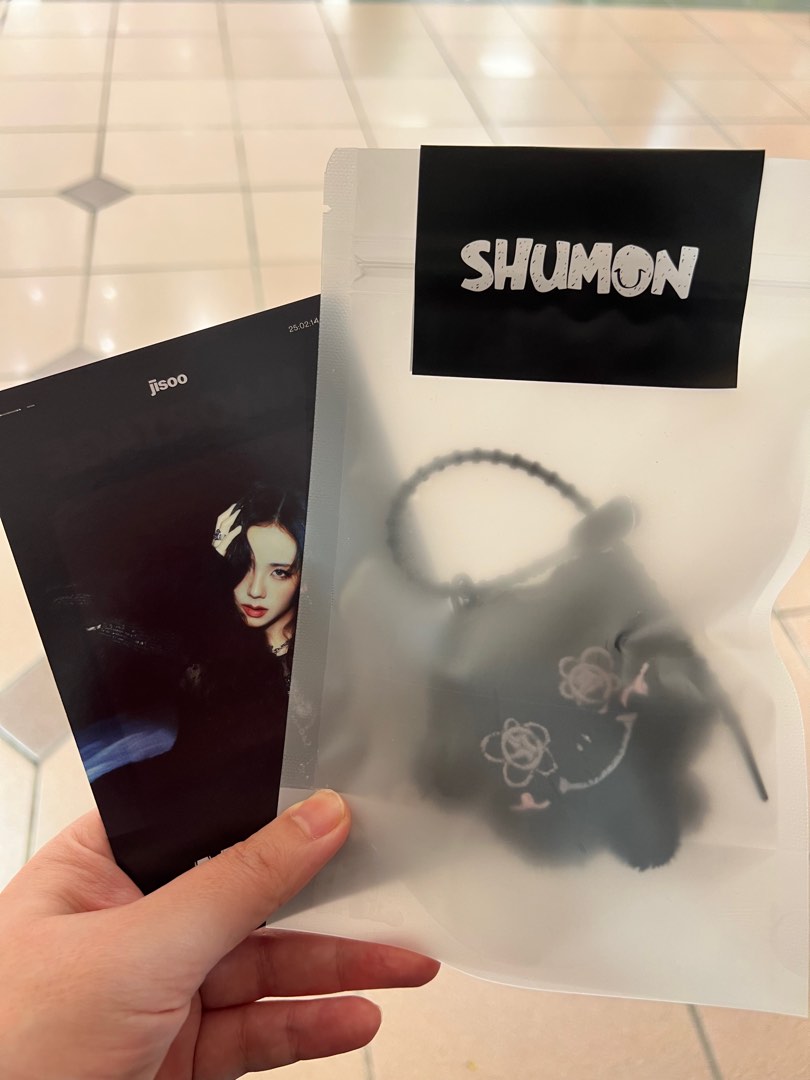 Jisoo Shumon Amortage Keychain SG Exclusive, Hobbies & Toys ...