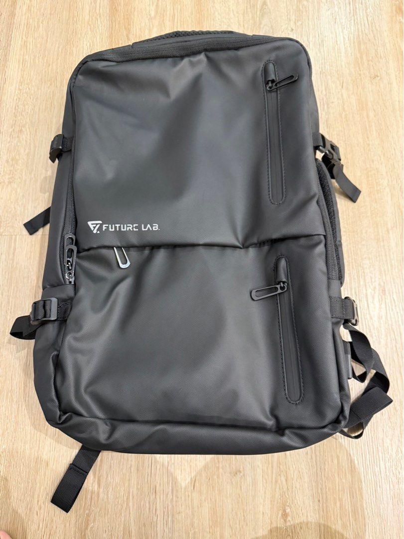 賣一個由pchome購入的未來實驗室 FreeZone Plus 零負重變型包, 他的時尚, 包包與錢包, 背包在旋轉拍賣